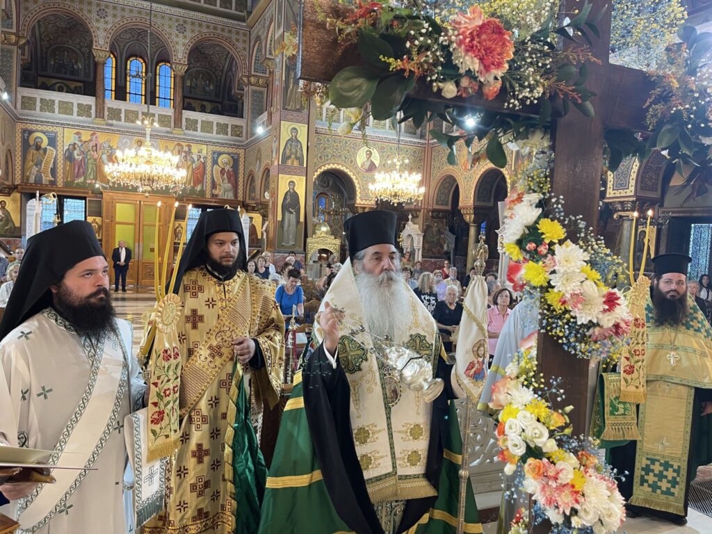 Οι Χαιρετισμοί του Τιμίου Σταυρού στον Καθεδρικό Ιερό Ναό Αγίας Τριάδος ...